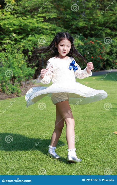 Une Petite Fille Asiatique Mignonne Image Stock Image Du Famille Pré