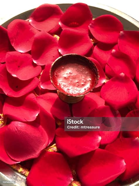 힌두교 자이푸르 인사말 샌 달 우드와 빨간 장미 꽃잎과 함께 향기로운 인도 Tilaka 페이스트를 이미지 인도 종교 의식에이 마 표시 준비 0명에 대한 스톡 사진 및 기타