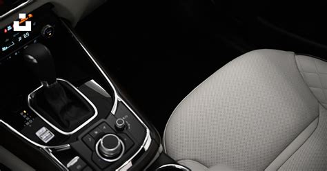 스티어링 휠과 대시 보드가있는 자동차 내부 사진 Unsplash의 무료 대시보드 이미지