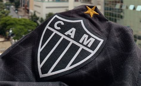 [hea] por que o escudo do galo está desalinhado r futebol