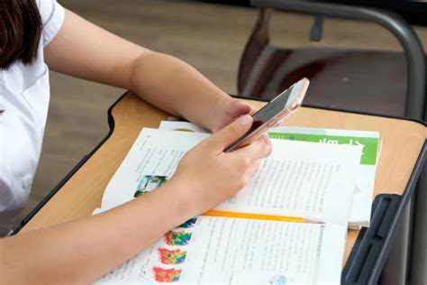 教育部：中小学生不得带手机入校，学校不得用手机布置作业管理工作