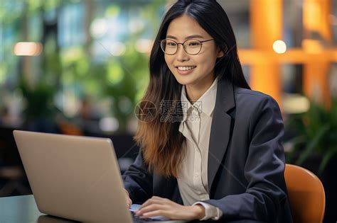 工作中的女性高清图片下载 正版图片600816684 摄图网