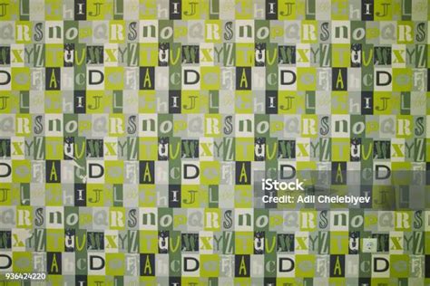 배경 글꼴입니다 디자인된 배경입니다 신문 잘라낸 디지털 합성에 의하여 이루어져 있다 추상적인 글자 배경 그래픽 일러스트 레이 션입니다 무작위 잡지 편지에서 만든 추상 콜라주