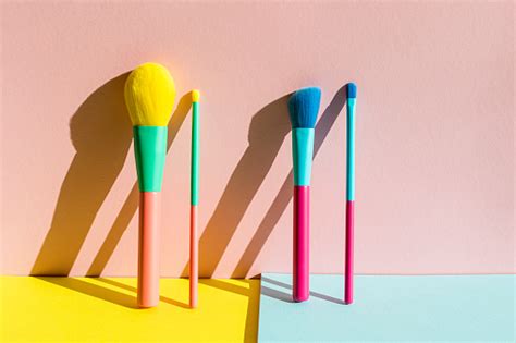 다양한 색상 배경에 그림자가 있는 패션 메이크업 브러쉬 컬렉션 세트 전면 보기입니다 화장용 브러시에 대한 스톡 사진 및 기타
