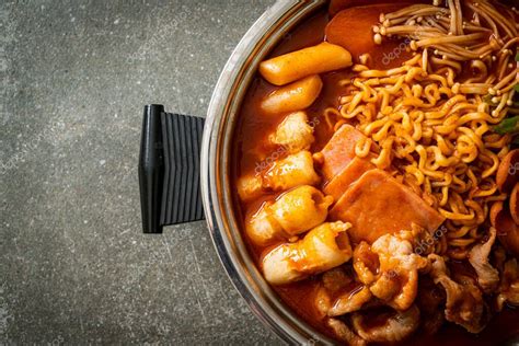 Budae Jjigae O Budaejjigae Estofado Del Ejército O Estofado De La Base Del Ejército Está