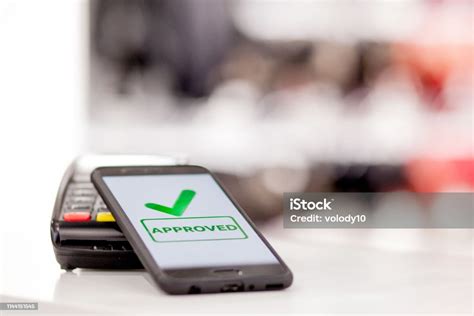 Pos 터미널 상점 배경에 휴대 전화와 지불 기계 Nfc 기술로 비접촉 결제 0명에 대한 스톡 사진 및 기타 이미지 0명 가까운 계산대 Istock