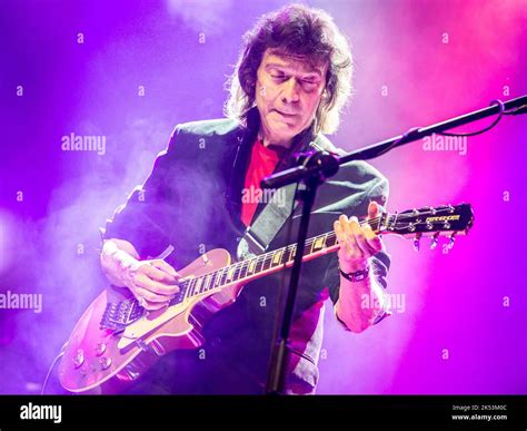 Steve Hackett Gitarre Fotos Und Bildmaterial In Hoher Auflösung Alamy