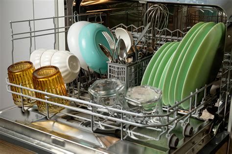 바쁜 가족 식사 후 현대식 식기 세척기에서 건조하는 깨끗한 식기 세척기 0명에 대한 스톡 사진 및 기타 이미지 0명 가정 생활 가정 주방 Istock