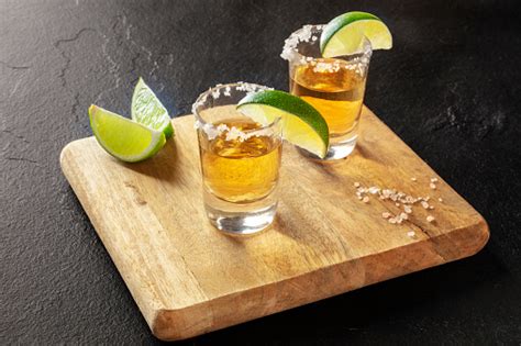 검은 배경에 라임 슬라이스와 소금 테두리가 있는 황금 테킬라 샷 가장자리에 대한 스톡 사진 및 기타 이미지 가장자리 검정색 배경 과일 Istock