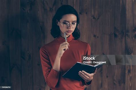 심각한 집중 된 레이디 기업가의 초상화 손 연필 저자 메모를 확인 읽기 분석 갈색 머리 스타일 세련 된 유행 사양 착용 빨간 풀 오버 산업 경영자에 대한 스톡 사진 및 기타
