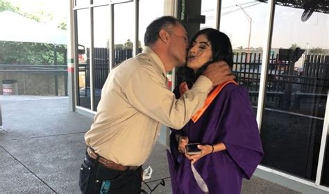 Jovencita Escapa De Su Graduaci N Y Cruza La Frontera Para Ver A Su Padre Deportado Matinal News