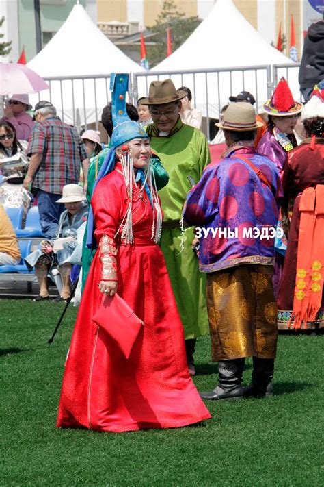 Фото Дээлтэй Монгол наадамд оролцогчид