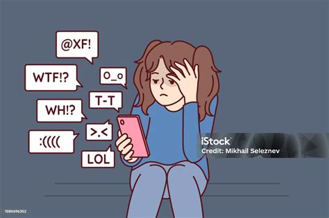 전화를 가진 어린 소녀는 소셜 네트워크에서 괴롭힘을 당하고 화난 댓글로 고통받습니다 소녀에 대한 스톡 벡터 아트 및 기타 이미지 소녀 슬픔 문자 메시지 Istock