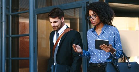 People With Above Average Intelligence Often Exhibit These 7 Body Language Signs Without