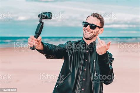 Cowok Tampan Bikin Selfie Di Pantai Foto Stok Unduh Gambar Sekarang