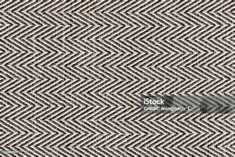 베이지 색 패브릭 샘플 헤링본 지그재그 패턴 텍스처 배경이 있는 다크 브라운 패브릭 스트립 라인 헤링본 패턴 디자인 장식 인테리어 디자인 배경에 대한 실내 장식 가구에 대한