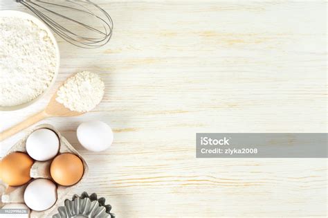 베이킹 재료 밀가루 계란 우유 복사 공간이있는 흰색 나무 배경에 빵 굽기 그릇에 대한 스톡 사진 및 기타 이미지 그릇 다양