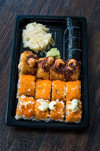 플라스틱 용기 상자에 초밥 세트 패키지 캘리포니아 롤 뉴욕 롤 붐 롤 생강 와사비 간장 0명에 대한 스톡 사진 및 기타 이미지 Istock