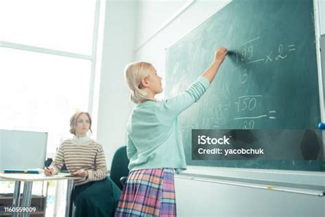 수학 수업 중에 칠판에서 일하는 세심한 소녀 고등학교 이하에 대한 스톡 사진 및 기타 이미지 고등학교 이하 교사 교육 관련 직업 교실 Istock
