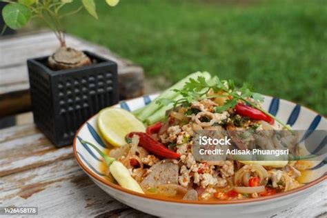 신선한 야채와 함께 제공되는 매운 다진 돼지 고기 샐러드 다진 돼지 고기 샐러드는 태국의 인기있는 전통 태국 음식입니다 건강한 식생활에 대한 스톡 사진 및 기타 이미지
