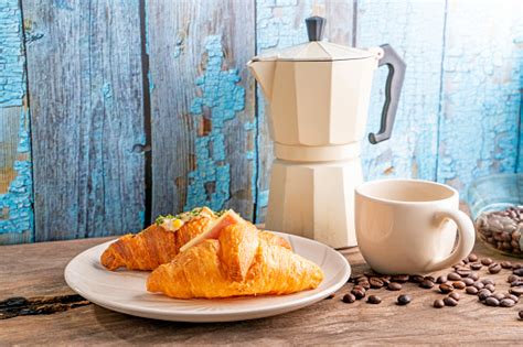 오래된 나무 테이블에 흰색 접시 커피 콩 커피 주전자를 크루아상소프트 포커스 갈색에 대한 스톡 사진 및 기타 이미지 갈색 건강한 생활방식 그릇 Istock