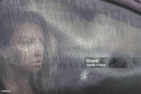비 드롭 차 창을 통해 보고 슬픈 여자 비 자동차 창 뒤에 젊은 여자의 얼굴입니다 외로움과 우울증 개념입니다 슬픔에 대한 스톡 사진 및 기타 이미지 Istock