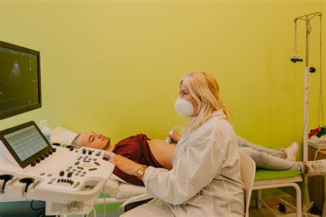 환자에게 초음파를하는 보호 얼굴 마스크를 가진 여성 의사 20 24세에 대한 스톡 사진 및 기타 이미지 20 24세 2명 55 59세 Istock