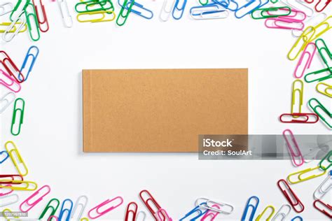 중앙에 골판지 하드 커버와 화려한 종이 핀 Arround 흰색에 고립 된 빈 노트북 일기 0명에 대한 스톡 사진 및 기타 이미지 0명 개체 그룹 공란 Istock