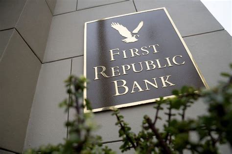 Срив на акциите на американската First Republic Bank с близо 65