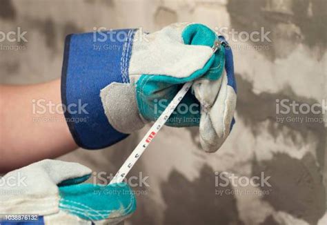 테이프를 측정 하 여 작성기의 손입니다 수리 건물 개념을 홈장갑 측정 테이프를 가진 벽에에서 남자의 닫습니다 개선에 대한 스톡 사진 및 기타 이미지 Istock