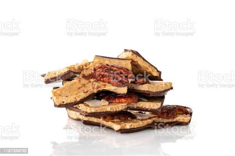 피칸 너트와 코코넛을 화이트에 얹은 다진 수제 초콜릿 힙 바에 대한 스톡 사진 및 기타 이미지 바 피칸 0명 Istock