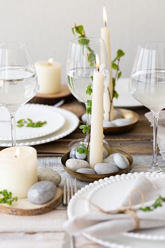 소박한 제로 폐기물 웨딩 장식은 자연 요소와 함께 나무 테이블 양초 린넨 냅킨 녹색 잎이있는 가지 특별한 저녁 식사를위한 환경 친화적 인 장식 낭만적이고 아늑한 장소 0명에