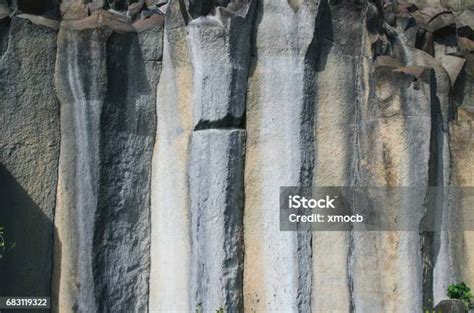 자연적인 회색 현무암 바위 열 근접 촬영 텍스처를 재미 있는입니다 텍스트 복사 글자에 대 한 빈 배경 공간 0명에 대한 스톡 사진 및 기타 이미지 Istock