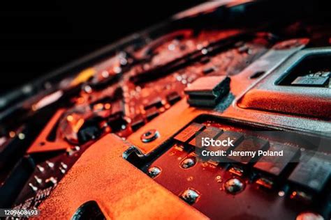 극적인 네온 컬러 조명아래 회로 기판 및 구성 요소를 보여주는 데스크톱 컴퓨터의 내부에 컴퓨터 칩의 매크로 클로즈업 샷 0명에 대한 스톡 사진 및 기타 이미지 Istock