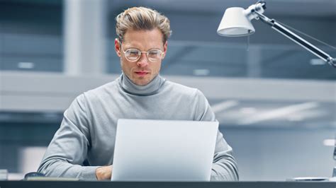 현대 사무실 노트북 컴퓨터에서 작업 하는 그의 책상에 앉아 사업가 빅 데이터 전자 상거래 프로젝트 성공적인 스타트업과 협력하는 디지털 기업가 흐리게 된 배경입니다 25 29