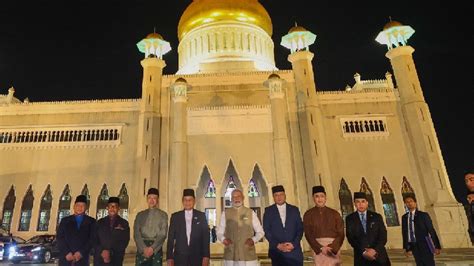 Modi In Brunei Pm Pays Visit To Omar Ali Saifuddien Mosque Meets Members Of Indian Diaspora