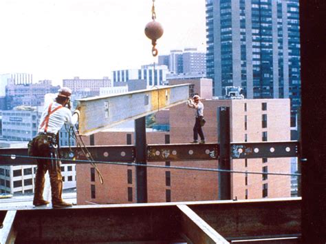 File:Construction workers not wearing fall protection equipment.jpg ...