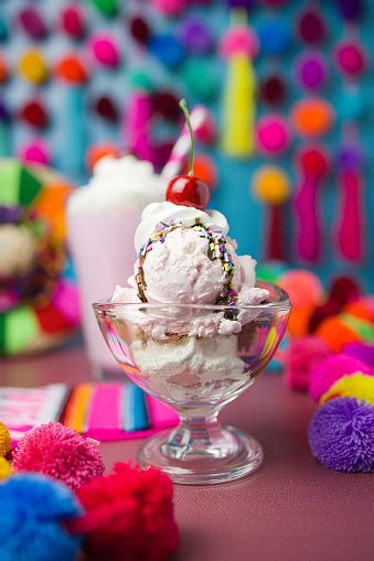 화려한 화환 Pom Pom 파란색 생생한 배경에 체리가 있는 아이스크림 선디 밝은 색상에 대한 스톡 사진 및 기타 이미지 밝은 색상 아이스크림 아이스크림 전문점