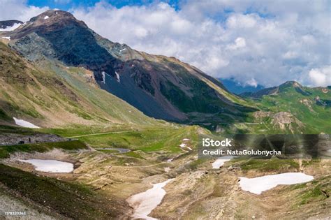 그로스글로크너 하이 알파인 로드 오스트리아 알프스를 따라 눈이 쌓인 푸른 산비탈 경관에 대한 스톡 사진 및 기타 이미지 경관 관광객 구름 Istock