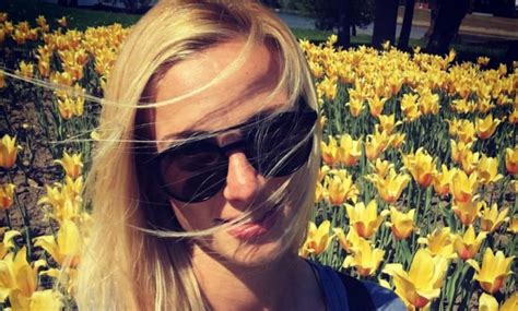 Популярна родна блондинка изненада всички с голяма новина СНИМКА