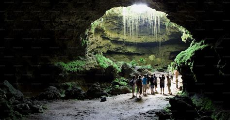 동굴 안에 서 있는 한 무리의 사람들 사진 Unsplash의 동굴 이미지