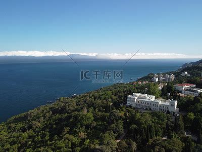 里瓦迪亚宫鸟瞰图 位于克里米亚雅尔塔地区里瓦迪亚村黑海沿岸。高清摄影大图 千库网