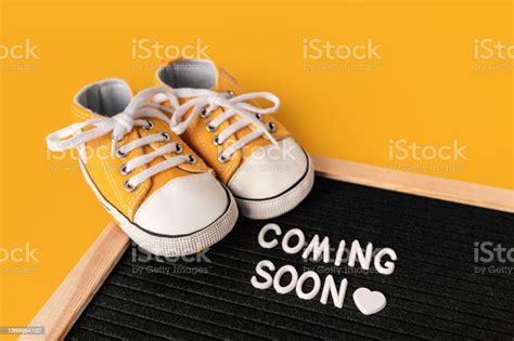 작은 아기의 운동화와 곧비문이있는 보드 임신 개념과 아기를 기대하는 0명에 대한 스톡 사진 및 기타 이미지 0명 귀여운 디자인 Istock