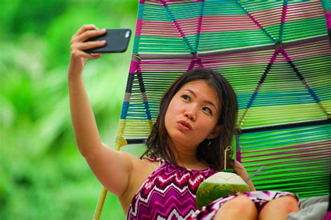젊고 아름 다운 행복 한 아시아 한국 관광 여자 촬영 Selfie 휴대폰 명품 열 대 섬 리조트 수영장에서 여름 휴가 즐기고 코코넛 물을 마시는 고급 호텔에 대한 스톡 사진