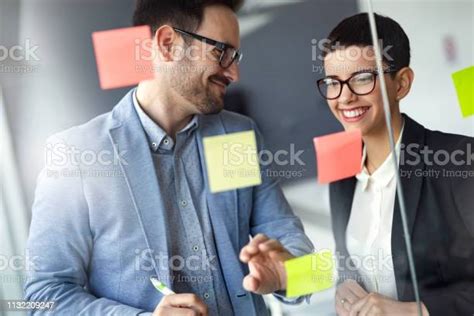 사무실에서 비즈니스 프로젝트에 종사 하는 창조적 인 비즈니스 사람들 모임에 대한 스톡 사진 및 기타 이미지 모임 아이디어 영감 Istock