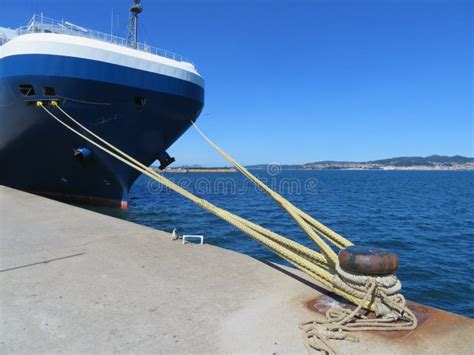 Puerto De Amarre Donde Se Estacionan Embarcaciones Para Repostar Y