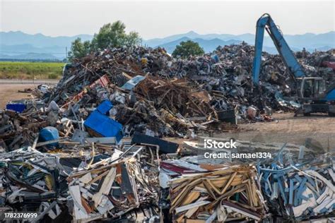 쓰레기에서 금속 알루미늄 황동 구리 스테인리스 스틸을 분류하는 고철 재활용 센터 재활용 산업 환경 및 폐기물 제로 양보 갈고리
