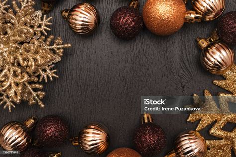 금빛 반짝이는 눈송이가 있는 크리스마스 장식 구성 검은 색 나무 배경에 크리스마스 황금 공 크리스마스 또는 새해 개념 축제 크리스마스 배경과 장식 및 복사 공간 금 금속에