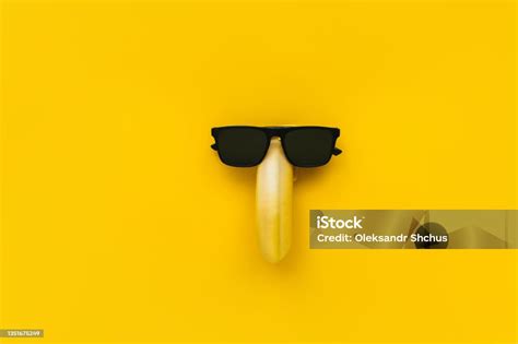 노란색 종이 배경에 검은 색 선글라스가있는 재미있는 바나나 감시 형사 관찰자 및 스파이 개념 공간을 복사합니다 0명에 대한 스톡 사진 및 기타 이미지 Istock