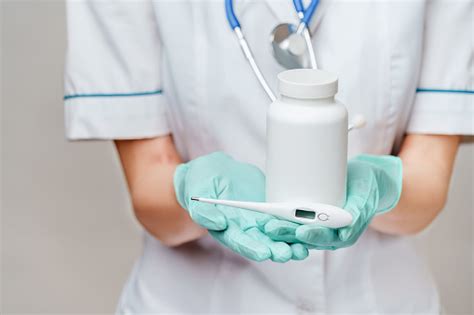 보호 마스크와 고무 또는 라텍스 장갑을 착용 의료 의사 간호사 여성 의학 및 온도계의 캔을 들고 간호사에 대한 스톡 사진 및 기타 이미지 Istock